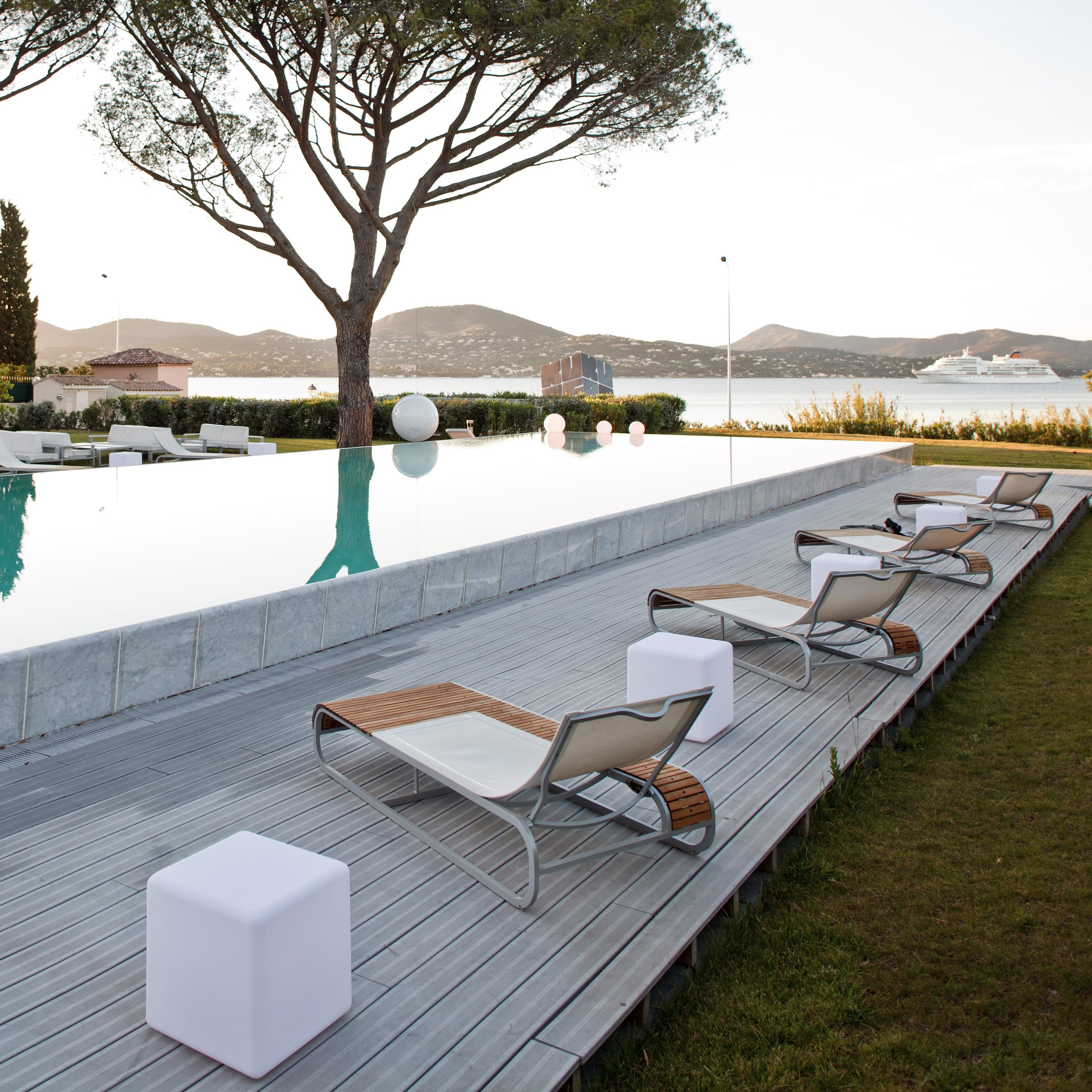 Smart and Green Cube Outdoor Bluetooth LED Floor Lamp - 2Modern